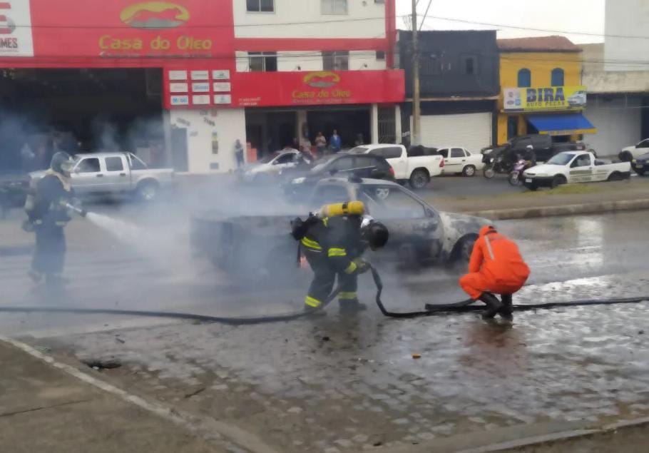 Susto em Conquista: Carro pega fogo na Rio Bahia - Notícias Vitória da ...